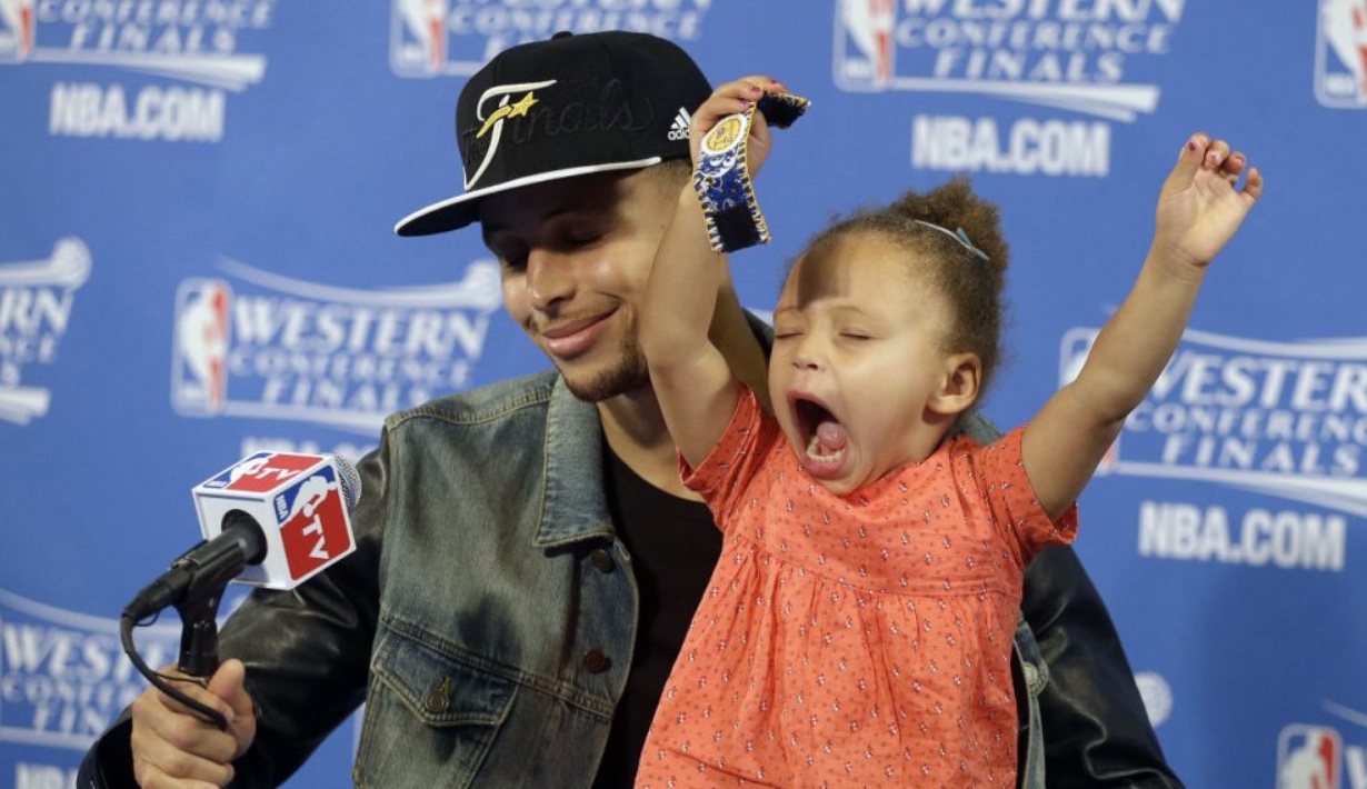 รวบโมเมนต์ขโมยซีนระหว่าง “คุณลูก” และ “คุณพ่อนักบาส” จากวงการ NBA