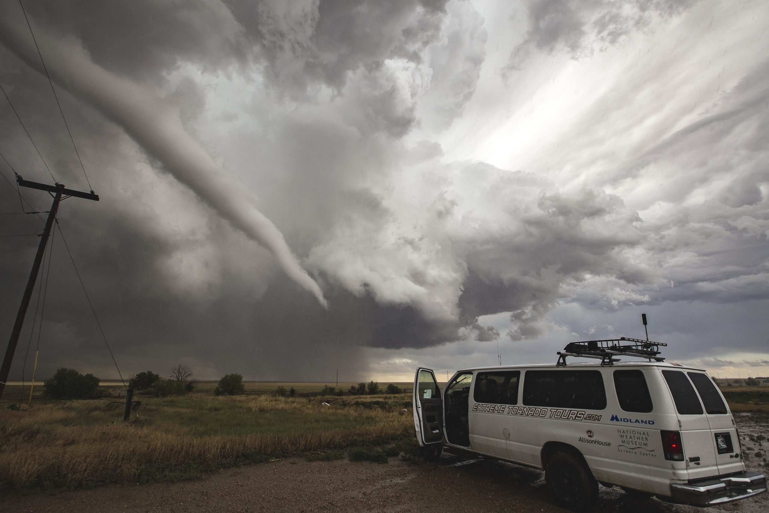 เปิดเส้นทางสุดท้าทาย ‘นักล่าพายุ (Storm Chaser)’ เมื่อการล่าพายุในหนังไม่ใช่เรื่องเล่นๆ อีกต่อไป